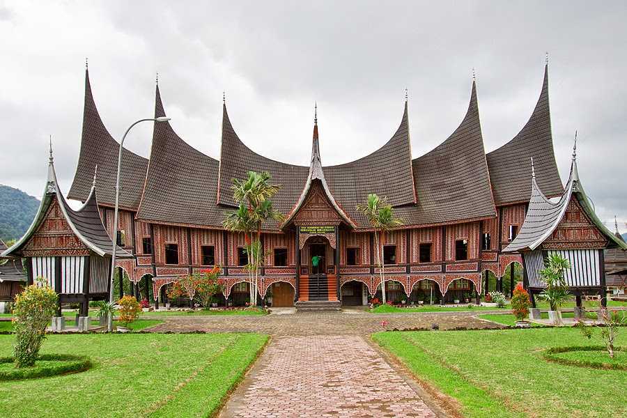 Rumah Adat Padang dan Sejarahnya - Padang Traditional House and Its History